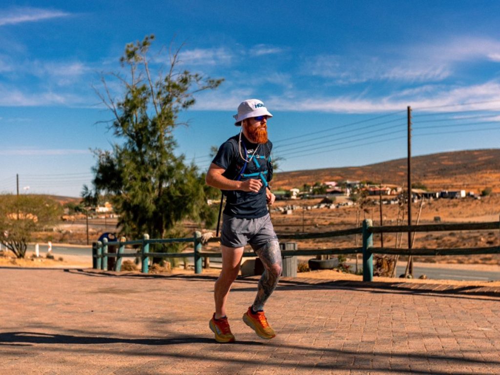 Russell Cook traverse l'Afrique en courant... et se heurte aux ...